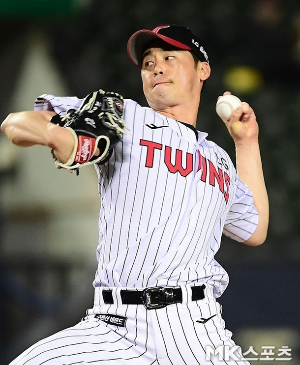 'KBO 홀드 3위' 152홀드 좌완 진해수, 롯데서 새 출발…"내년 시즌 즉시 전력" : 네이트 스포츠