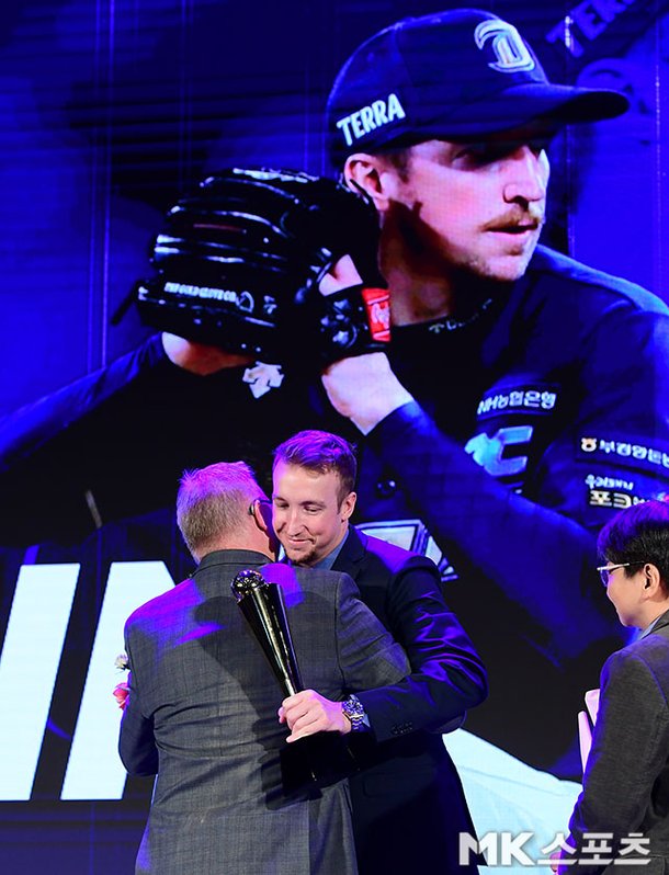 NC 페디 'MVP 수상한 후 아버지와 뜨거운 포옹' [MK포토] : 네이트 스포츠