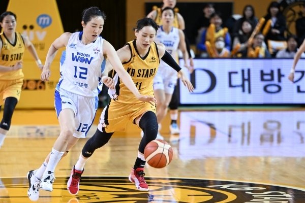 WKBL 2R 페이크 파울, 1R 대비 7건 늘었다…KB스타즈-우리은행전서 6건 확인 : 네이트 스포츠