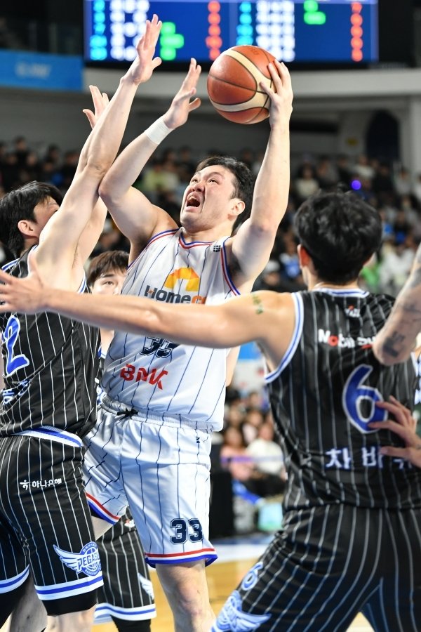 '두목 호랑이'의 포효, '슈퍼스타'의 4Q 마무리…'슈퍼팀' KCC, X-마스 매치서 KOGAS 꺾고 3R 7전 전승 행진(종합) : 네이트 스포츠