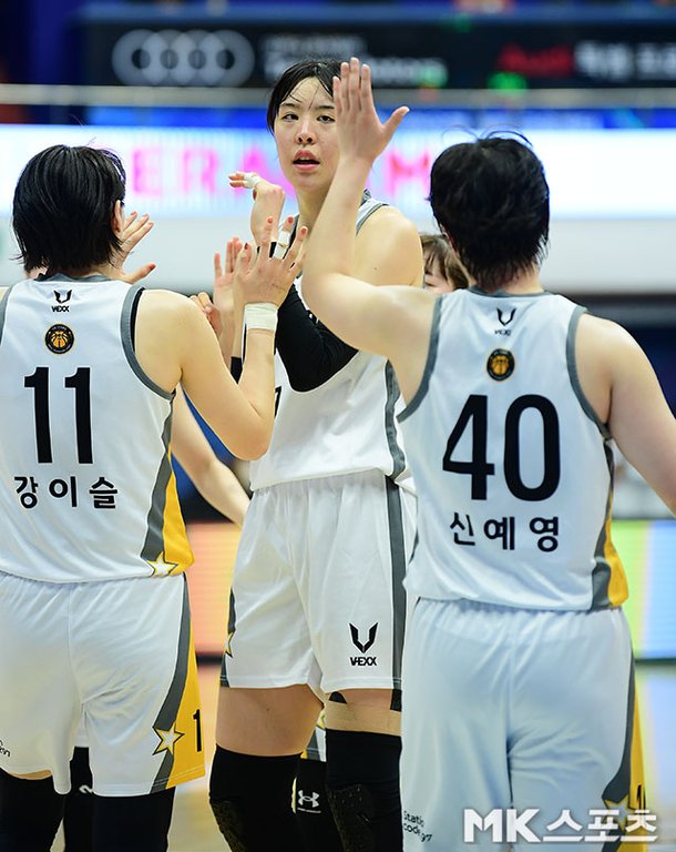 KB스타즈 박지수, WKBL 최초 3연속 라운드 MVP…MIP는 우리은행 이명관 : 네이트 스포츠
