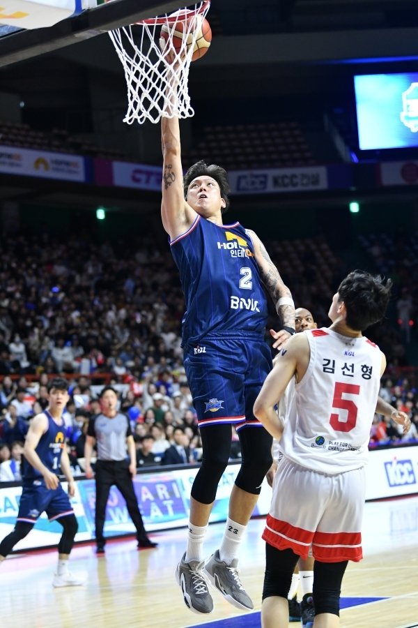 'DB 나와!' 완전체 '슈퍼팀' KCC, '천적' SK 꺾고 3년 만에 4강 간다 [KBL PO] : 네이트 스포츠