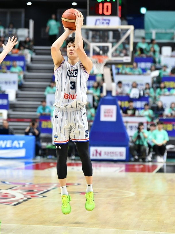 '형이 먼저 웃었다' KCC, kt와 챔프전 1차전서 17점차 대승…우승 확률 69.2% 차지 [MK수원] : 네이트 스포츠