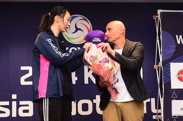 "김연경 선수를 좋아한다, 나 뽑을 거라 생각을…" 명장이 택한 中 196cm MB, 韓 입성에 설렘을 표하다 [MK제주] : 네이트 스포츠