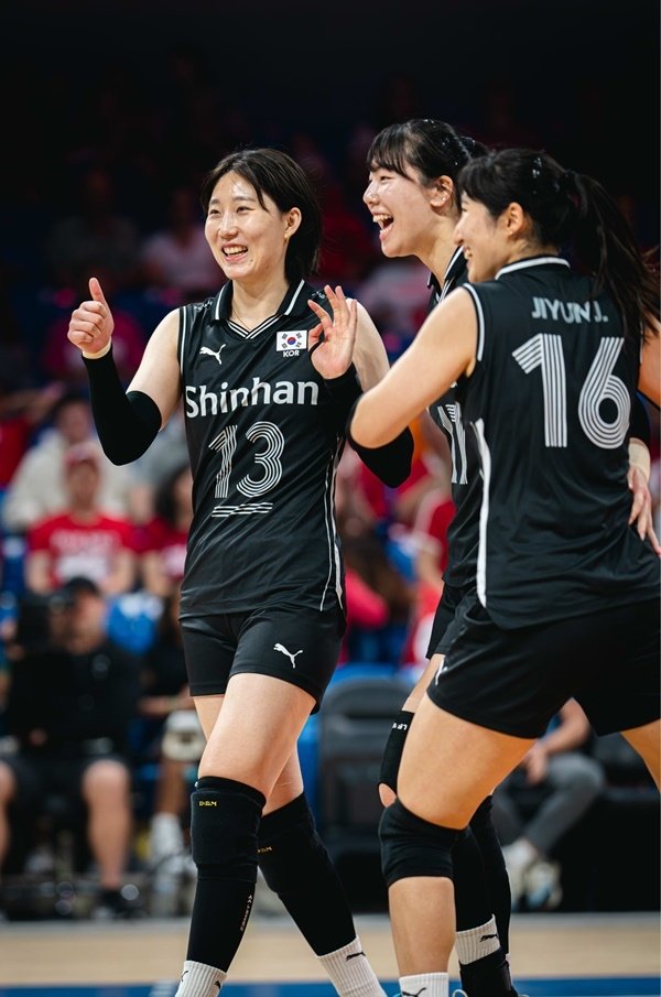 '블로킹 6-15→서브 2-6' 1위 튀르키예에 밀린 韓 여자배구, 0-3 완패…30연패 탈출 후 다시 패패패 '강소휘 9점 ...