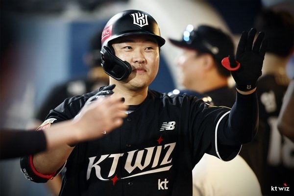 "재일이 형, 잘 칠 거야" KT 이적 후 1할2푼5리, 약속의 땅에서 130m 대형포…50억 거포 이적생이 웃기 시작했다 : 네이트 스포츠