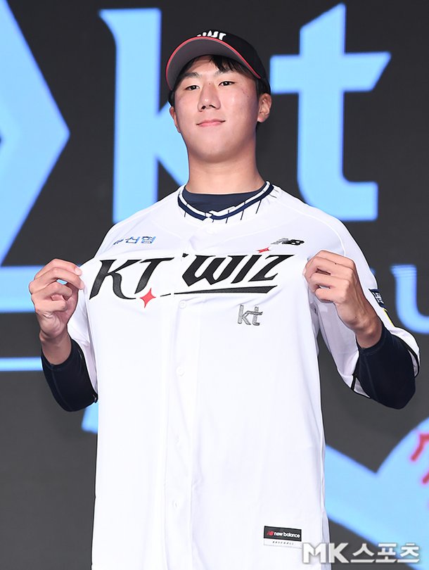 KT, 193cm 장신 우완투수 김동현 1R 지명 "선발 한 축 담당할 선수" [신인드래프트] : 네이트 스포츠
