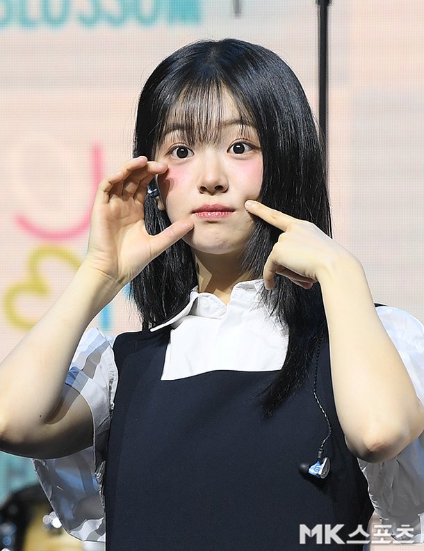 QWER 쵸단 '귀여운 포즈' [MK포토] : 네이트 연예