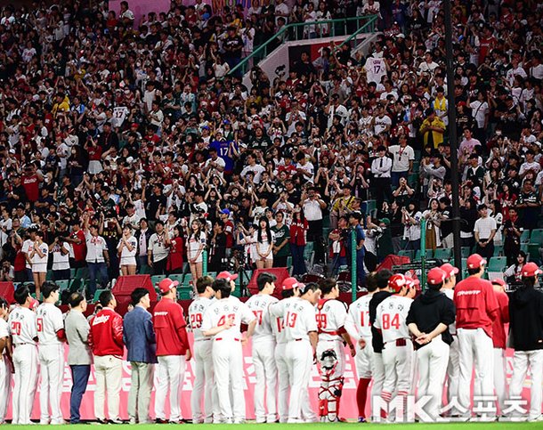 승리 거둔 SSG 'KT와 5위 결정전' [MK포토] : 네이트 스포츠