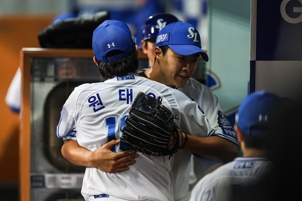 LG 331안타-55홈런-227타점 외인 저격수 등장…152km 삼진→152km 땅볼→원태인과 격한 포옹, 드디어 포스트 오승환 탄생인가 : 네이트 스포츠