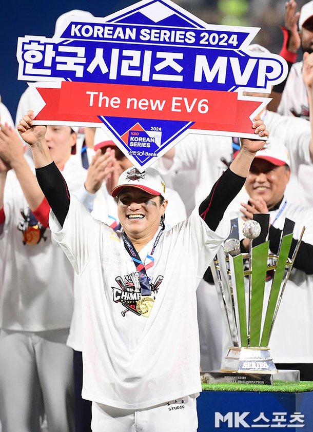 '46표vs45표' 김태군과 박빙, 'KS 6할 육박' 김선빈 KS MVP 선정…'42세 11개월 3일' 이범호 감독상 [KIA V12] : 네이트 스포츠