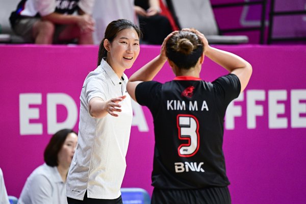 "무럭무럭 자라다오" 박정은 BNK 감독이 지고도 웃은 이유 [MK현장] : 네이트 스포츠