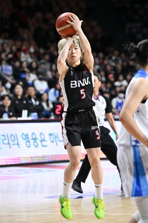 '부산의 여왕'은 안혜지였다! BNK 창단 첫 우승 이끌며 첫 파이널 MVP 선정 [MK부산] : 네이트 스포츠