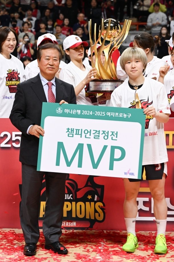 '극찬 또 극찬' BNK 첫 우승 이끈 안혜지, 그도 놀랐던 파이널 MVP "제가 받아도 되나요…?" [MK인터뷰] : 네이트 스포츠