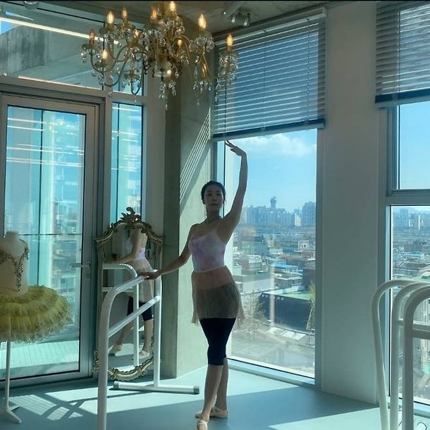 "49kg 너무 말랐는데" 다이어트 한다고 엄살! 우아한 44세 여배우 발레리나룩 : 네이트 연예