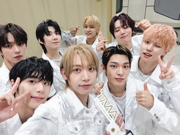 아홉(AHOF), '2025 TMA' 핫티스트 수상⋯"더 멀리 달려 나갈 것" : 네이트 연예