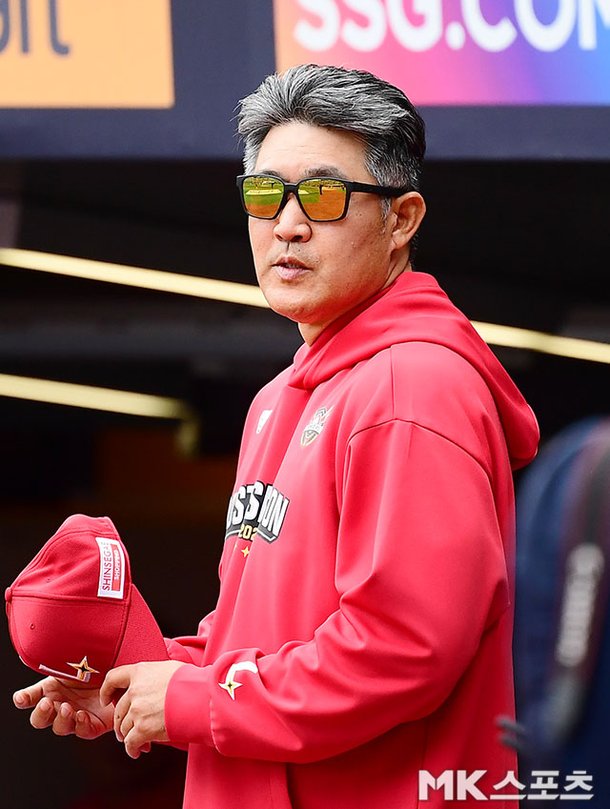 경기 지켜보는 SSG 이숭용 감독 [MK포토] : 네이트 스포츠