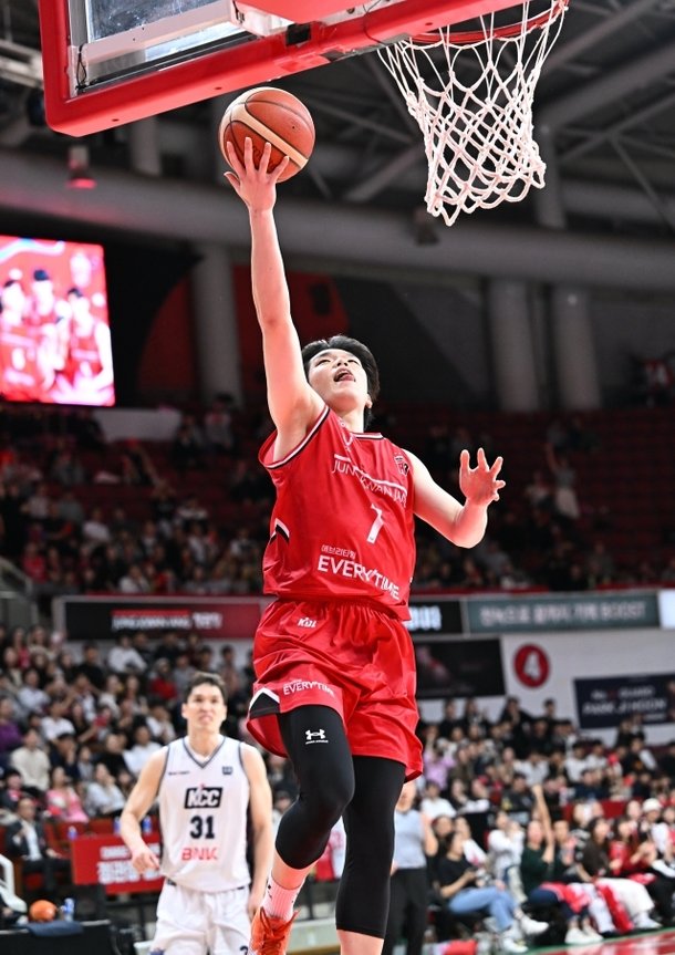 '씬 스틸러' 김영현·표승빈의 허웅 봉쇄! 정관장, 변준형 부진에도 '18실책' KCC 4연승 끝냈다…3연승 및 단독 1위 [MK안양] : 네이트 스포츠