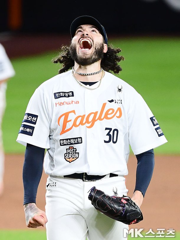"포효는 이렇게 하는 것+내가 형이야!"…19년 만의 한화 KS 진출 이끈 슈퍼 에이스, 문동주와 유쾌한 케미 선보였다 [PO5 인터뷰] : 네이트 스포츠
