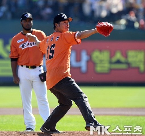 '1999년 한화 우승 배터리' 구대성-조경택, KS 3차전 시구 및 시포자로 나선다…애국가는 마마무 솔라 [KS3] : 네이트 스포츠