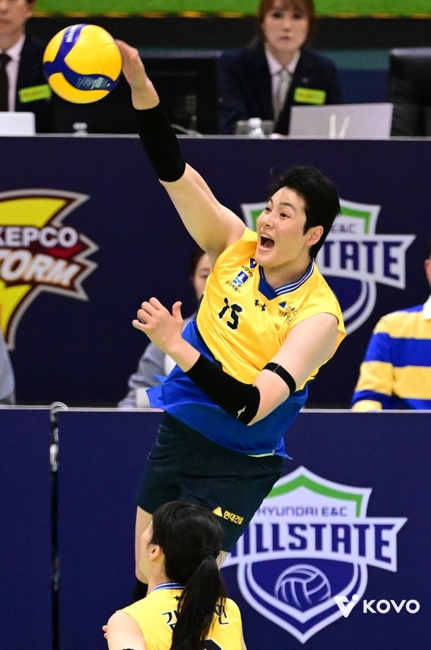 '친정팀에 비수 꽂은 김희진' 현대건설, IBK기업은행 꺾고 1위 등극…'비에나-나경복 41점 합작' KB손해보험, 3연승 행진 : 네이트 스포츠