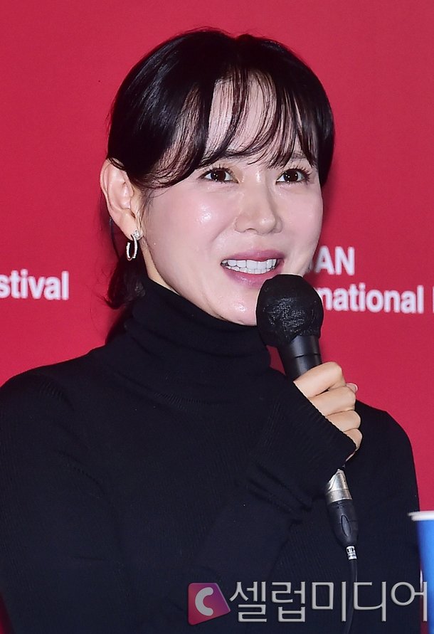 [30th BIFF] '어쩔수가 없다' 손예진 "7년 만 영화…영화업계 위기 속 불안감" : 네이트 연예