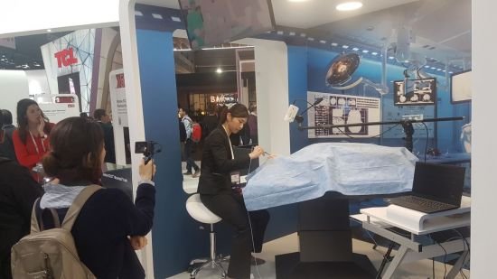 [MWC2019]"수술용 메스도 멀리서…" NTT도코모 원격진료 : 네이트 뉴스