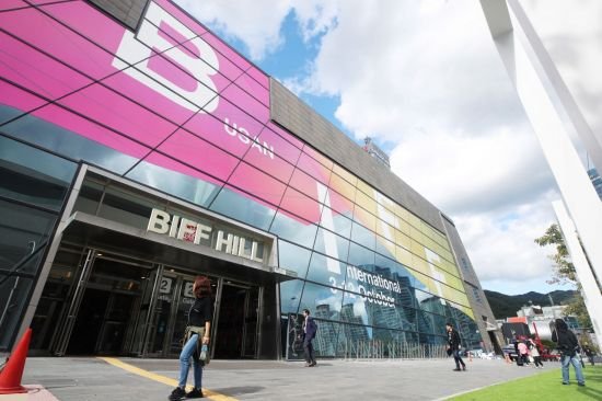 [24th BIFF]"영화의 바다로" 뜻깊은 변화·화려한★, 개막작 '말도둑들'로 항해 시동(종합) : 네이트 연예