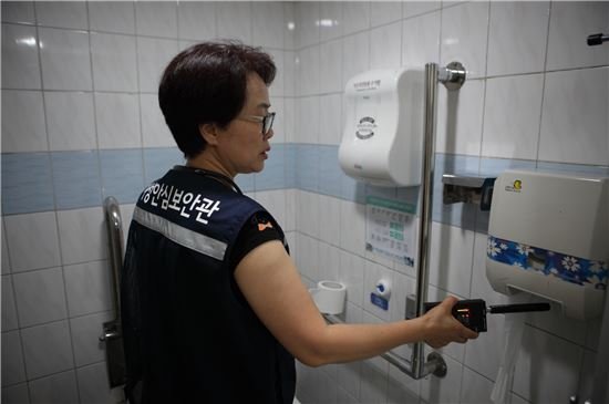 여교사 화장실에 몰카 설치한 초등학교장 구속기소 네이트 뉴스