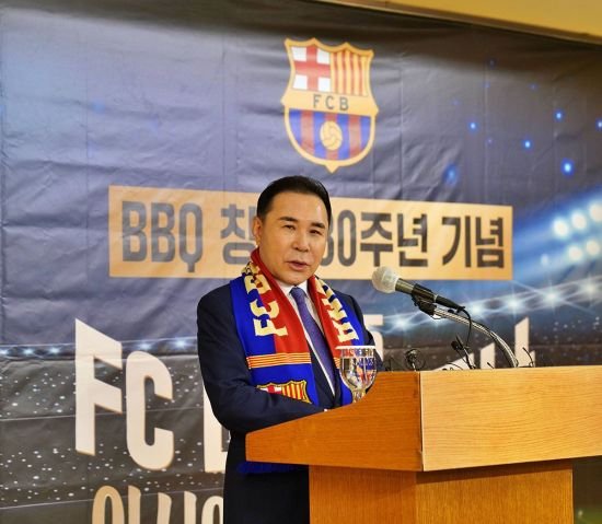 BBQ, 축구 티켓 3만장 쏜다…윤홍근 회장 "2030년 맥도날드 넘겠다" : 네이트 뉴스