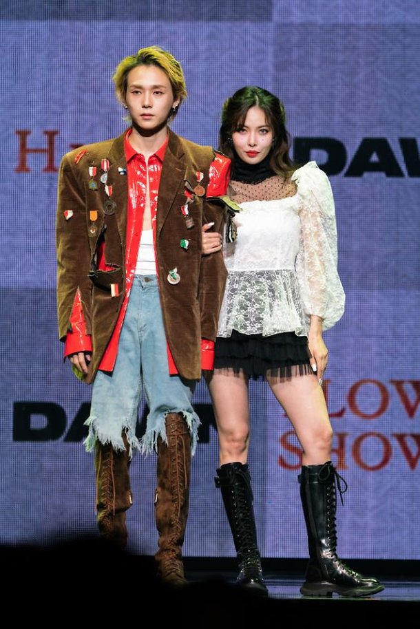 HyunA and boyfriend reveal unchangeable love in comeback showcase : 네이트 뉴스