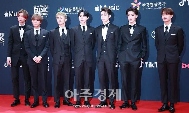 [포토] 레드카펫 밟는 NCT127 (2021 MAMA) : 네이트 뉴스