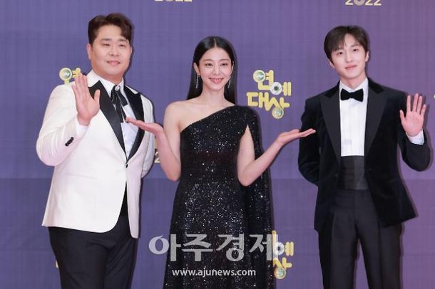[포토] 문세윤-설인아-찬희, '빛나는 MC' (2022 KBS 연예대상) : 네이트 뉴스