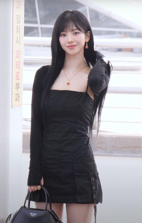 '레전드 흑발' 카리나, 공항서 팬들 압도…'美친 블랙룩' 화제 : 네이트 뉴스