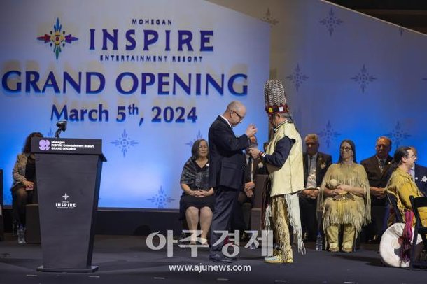 [포토] '스머징' 세레머니하는 제임스 게스너 회장 : 네이트 뉴스