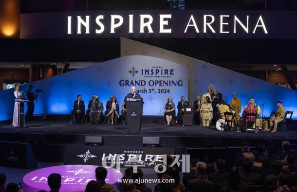 [포토] 기념사하는 제임스 게스너(James Gessner) 모히건 회장 : 네이트 뉴스