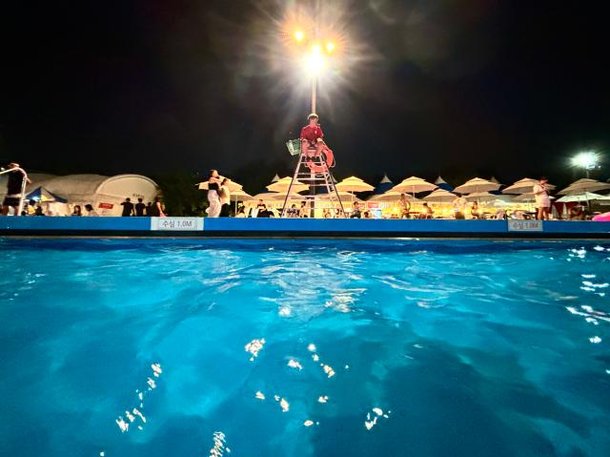 PHOTOS: Seoul's Han River Park pools offer night swimming this summer ...