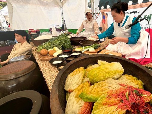 PHOTOS: Kimchi-making festival held in Seoul's Namsangol Hanok Village ...