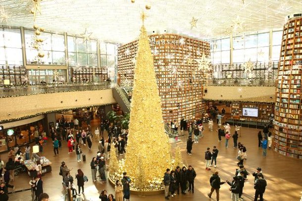 PHOTOS: Golden Christmas at COEX Starfield Library : 네이트 뉴스