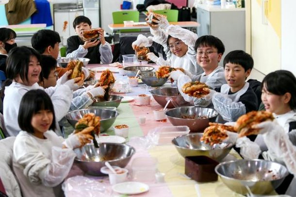PHOTOS: Students learn seasonal kimchi-making ritual at event in Seoul ...