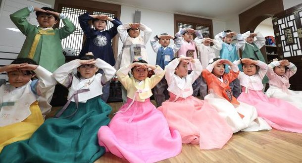 PHOTOS: Children learn traditions of Lunar New Year festival : 네이트 뉴스