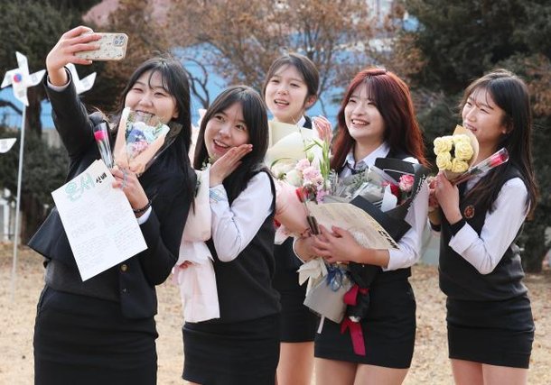 PHOTOS: Graduates in South Korea embrace new beginnings : 네이트 뉴스