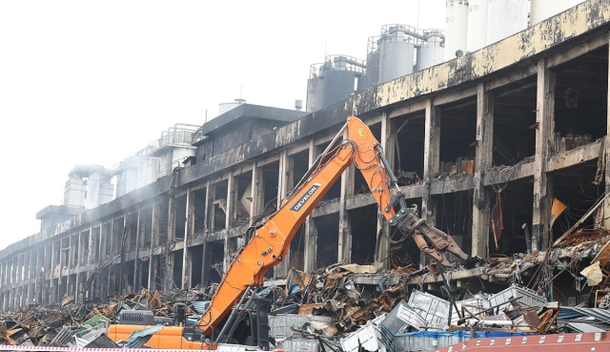 Massive fire at Kumho Tire factory fully contained at last : 네이트 뉴스