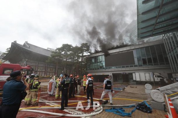 PHOTOS: Fire at historic Seoul temple extinguished : 네이트 뉴스
