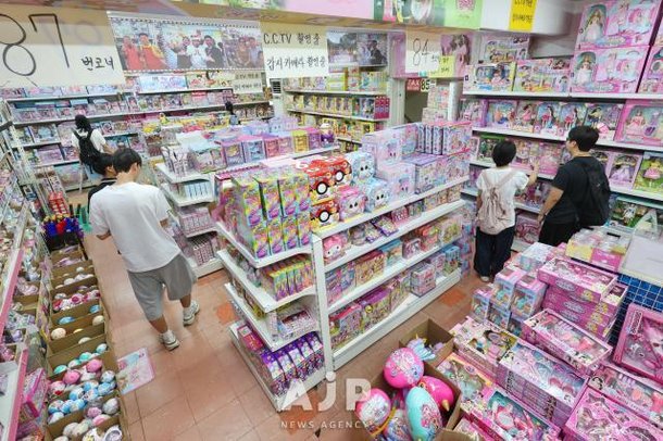 PHOTOS: A street where time stands still, Dongdaemun Stationery and Toy ...