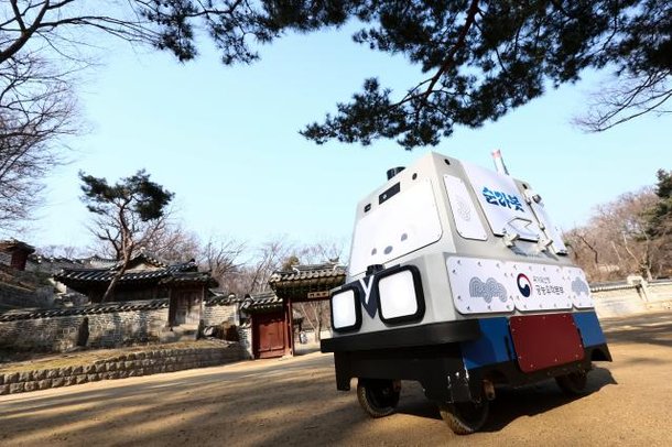 Robot royal guard patrol around Seoul palace through pilot operation ...