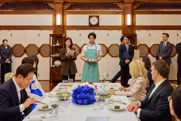 Korean-French fusion and K-pop flair greet Macron couple in Seoul : 네이트 뉴스