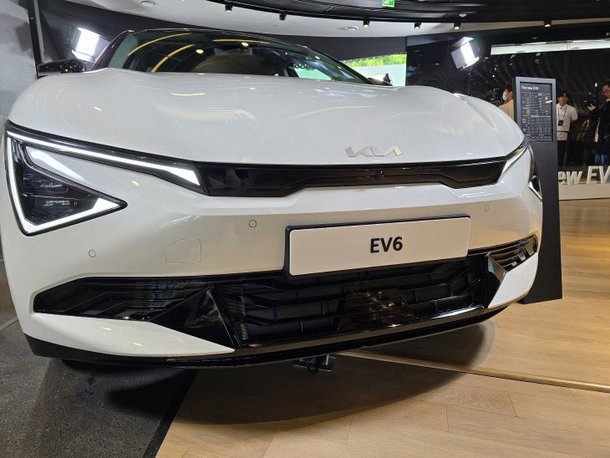 기아 더 뉴 EV6, 첨단 기술 도입…OTA, 증강현실,ccNC, e하이패스까지 : 네이트 뉴스