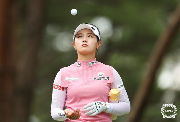 KLPGA 투어 최초 2주 연속 연장 우승 박현경, 여자 골프 세계 랭킹 35위 : 네이트 스포츠