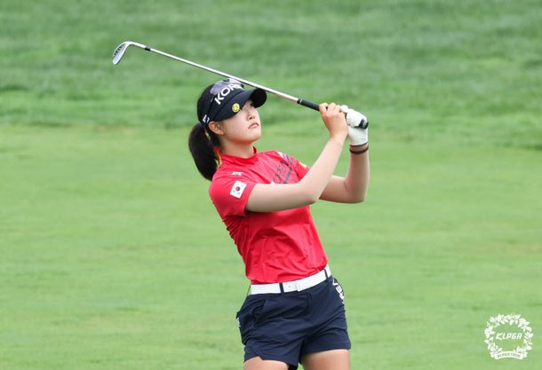 아마추어 오수민, KLPGA 투어 대회 18홀 최소타 기록 동 타 작성…'9언더파 63타' : 네이트 스포츠